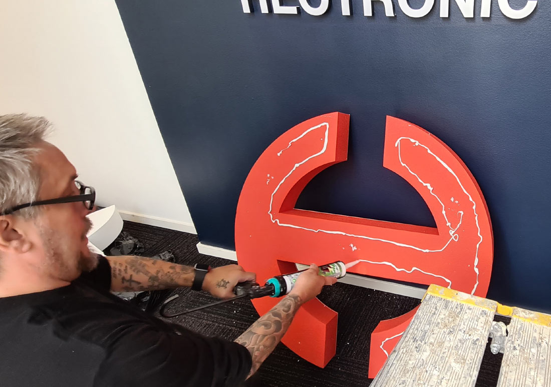 Utskuren logotyp i frigolit - beställ din egna utskurna friogolitskylt